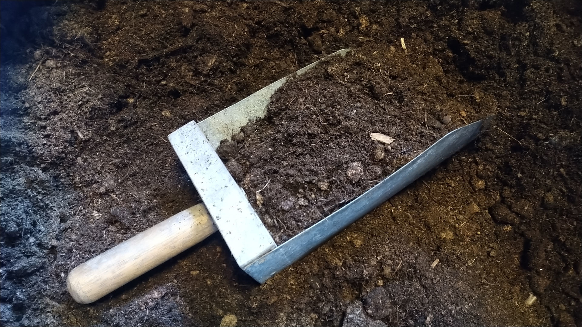Tuinaarde | Kwekerij Joosten | Iris en Hemerocallis planten